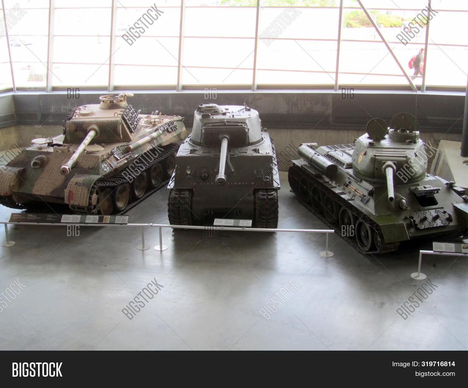 who would win panther or sherman? : r/TankPorn