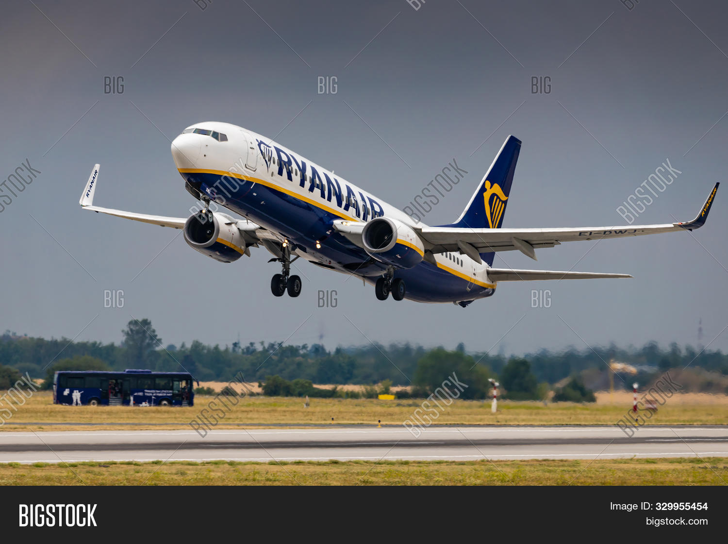 B737-800 Ryanair Image & Photo (Free Trial) | Bigstock