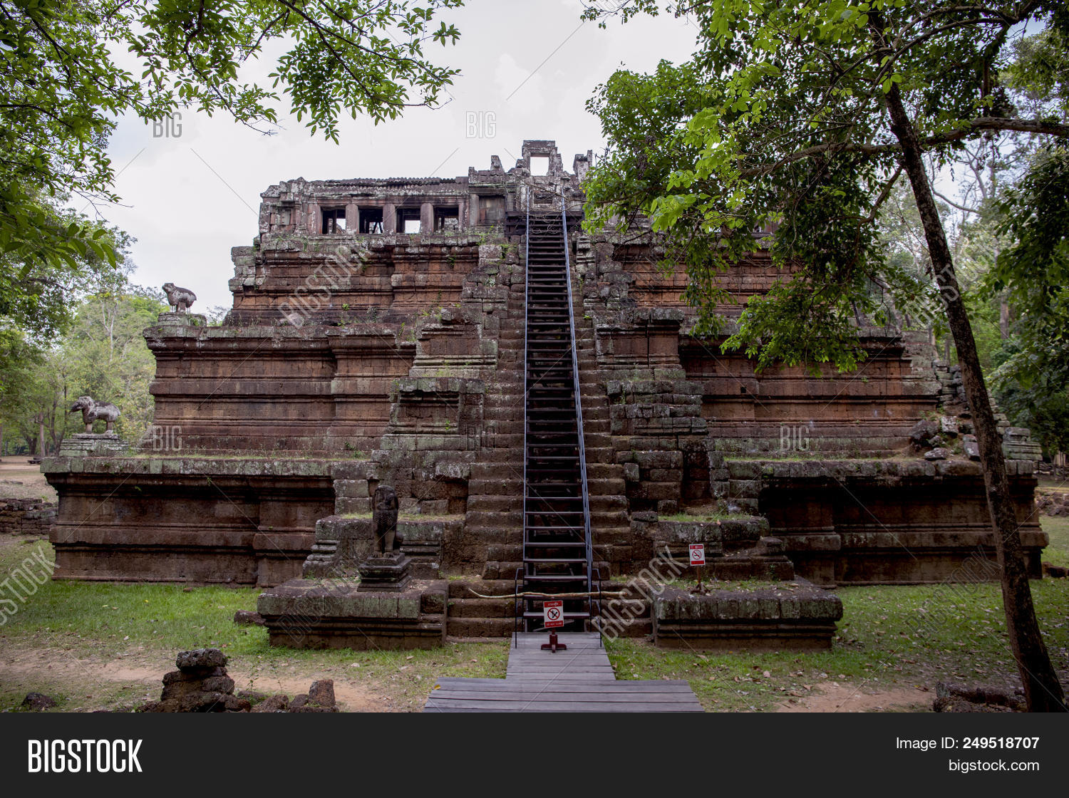 Ancient Khmer Temple Image & Photo (Free Trial) | Bigstock