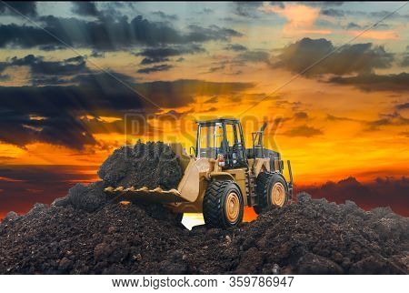 Wheel Loader Digging Image & Photo (Free Trial) | Bigstock