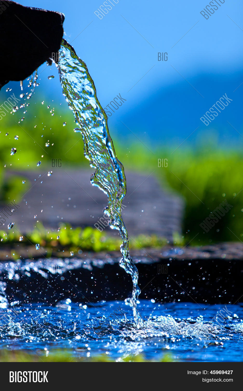 Waterbron afbeelding en foto (gratis proefversie) | Bigstock