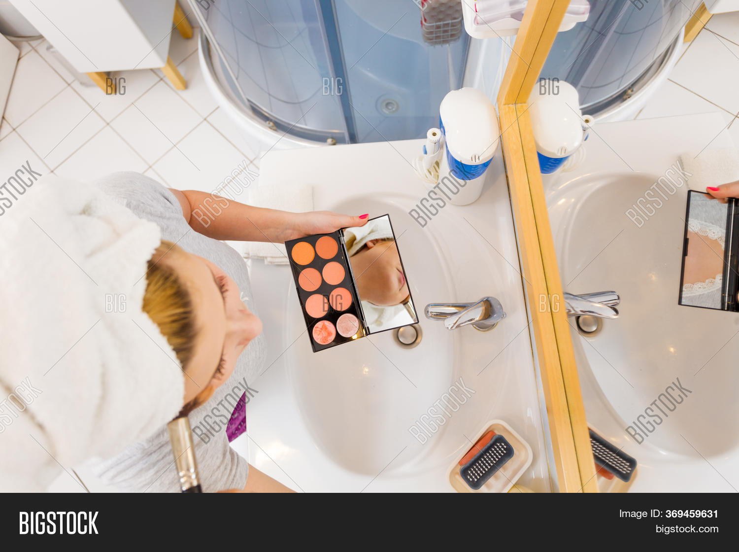 Woman Doing Makeup Image & Photo (Free Trial) | Bigstock