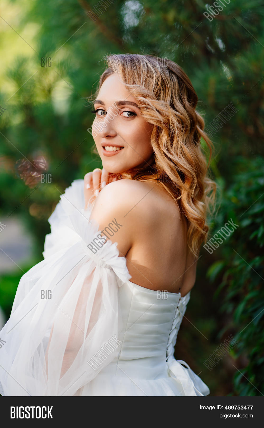 Bride Open-shouldered Image & Photo (Free Trial) | Bigstock