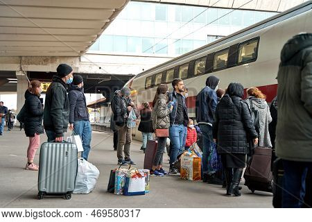 People Boarding Traintrain Images, Illustrations & Vectors (Free ...
