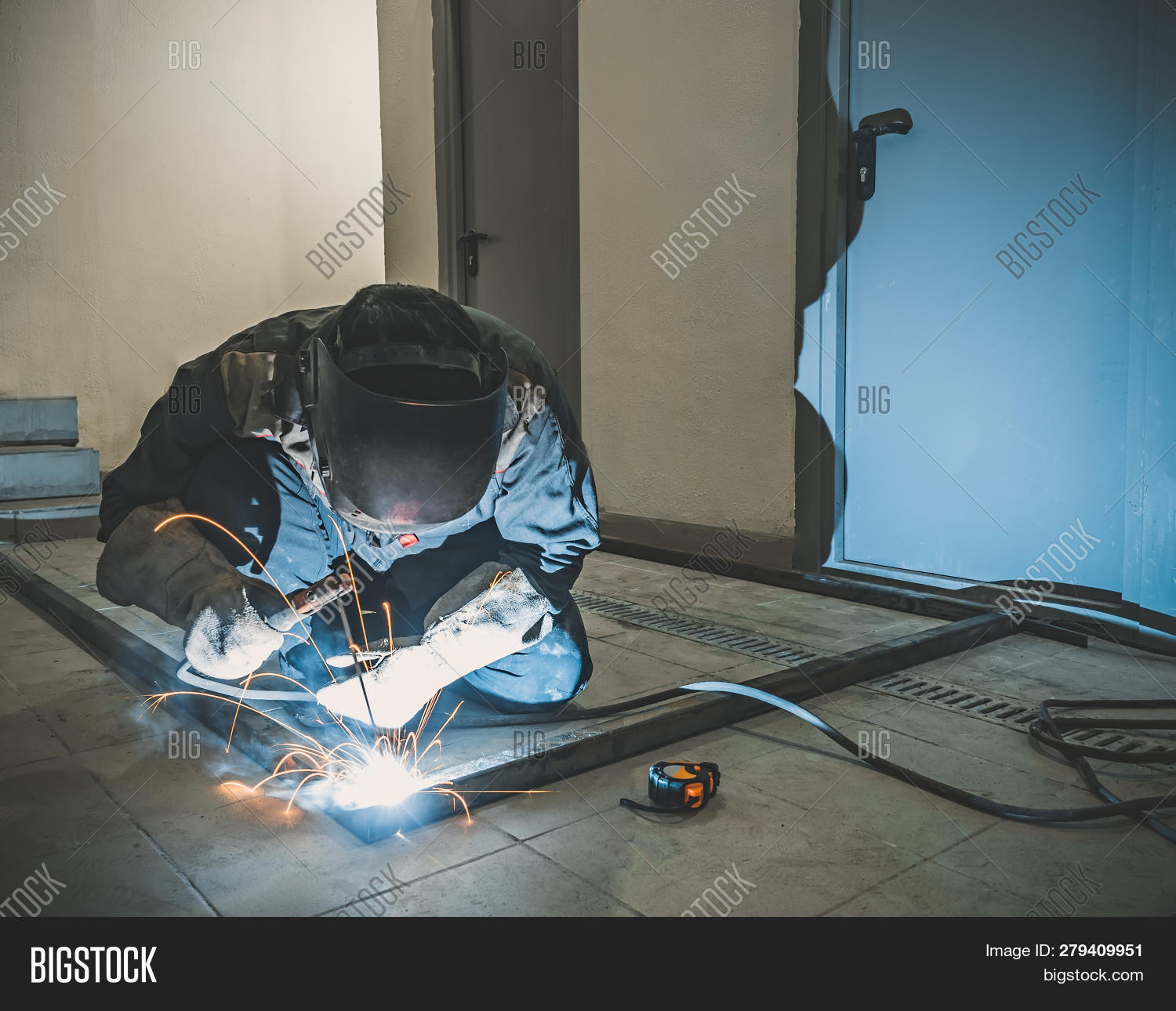 Welder Worker Performs Image & Photo (Free Trial) | Bigstock