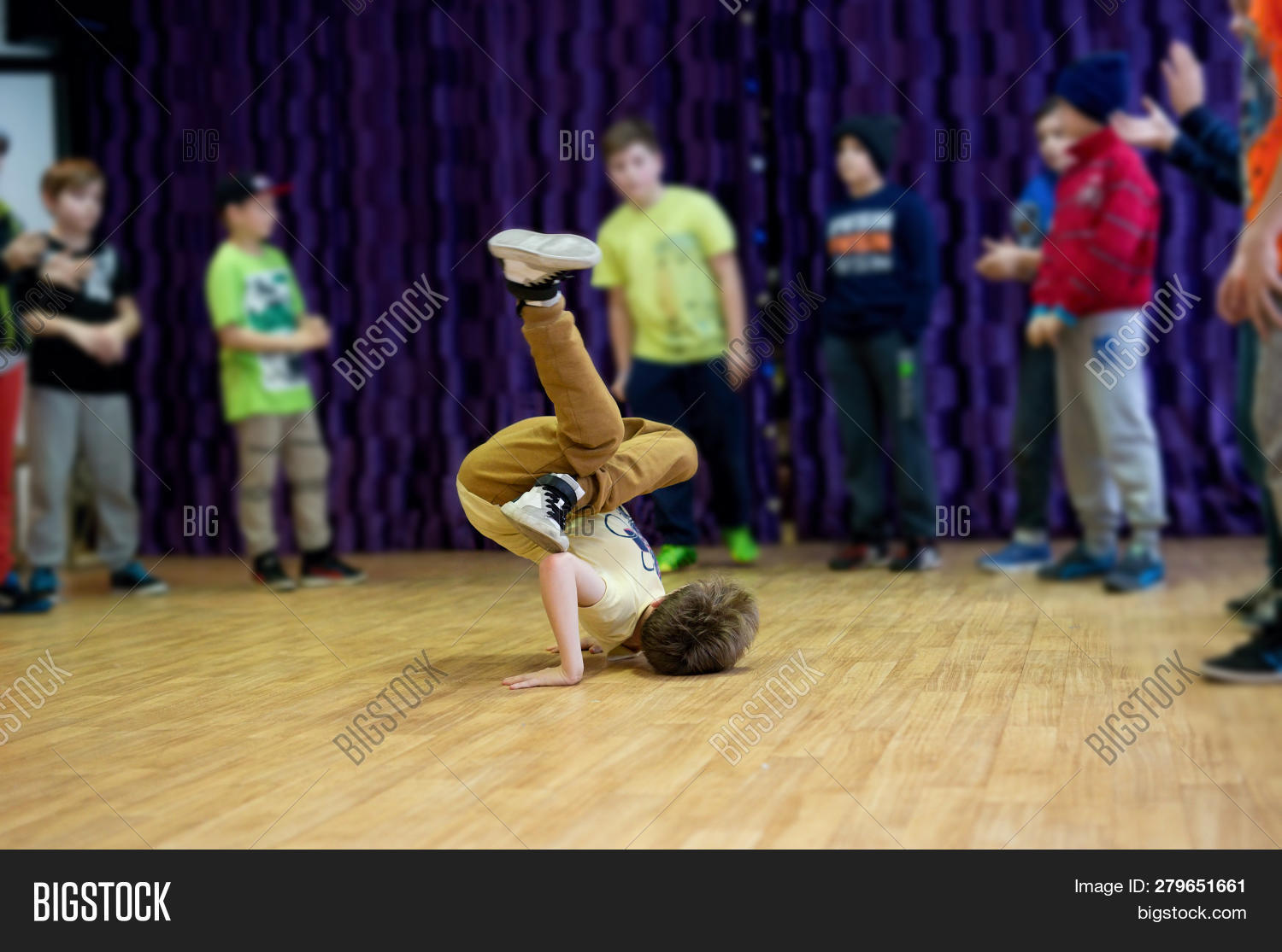 Breakdance Dancer Image & Photo (Free Trial) | Bigstock