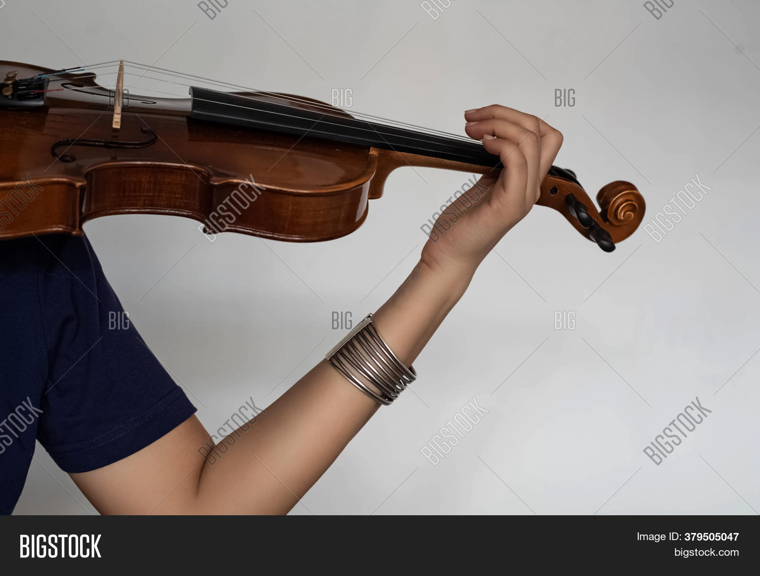 Bow Violin Holding By Image & Photo (Free Trial) | Bigstock
