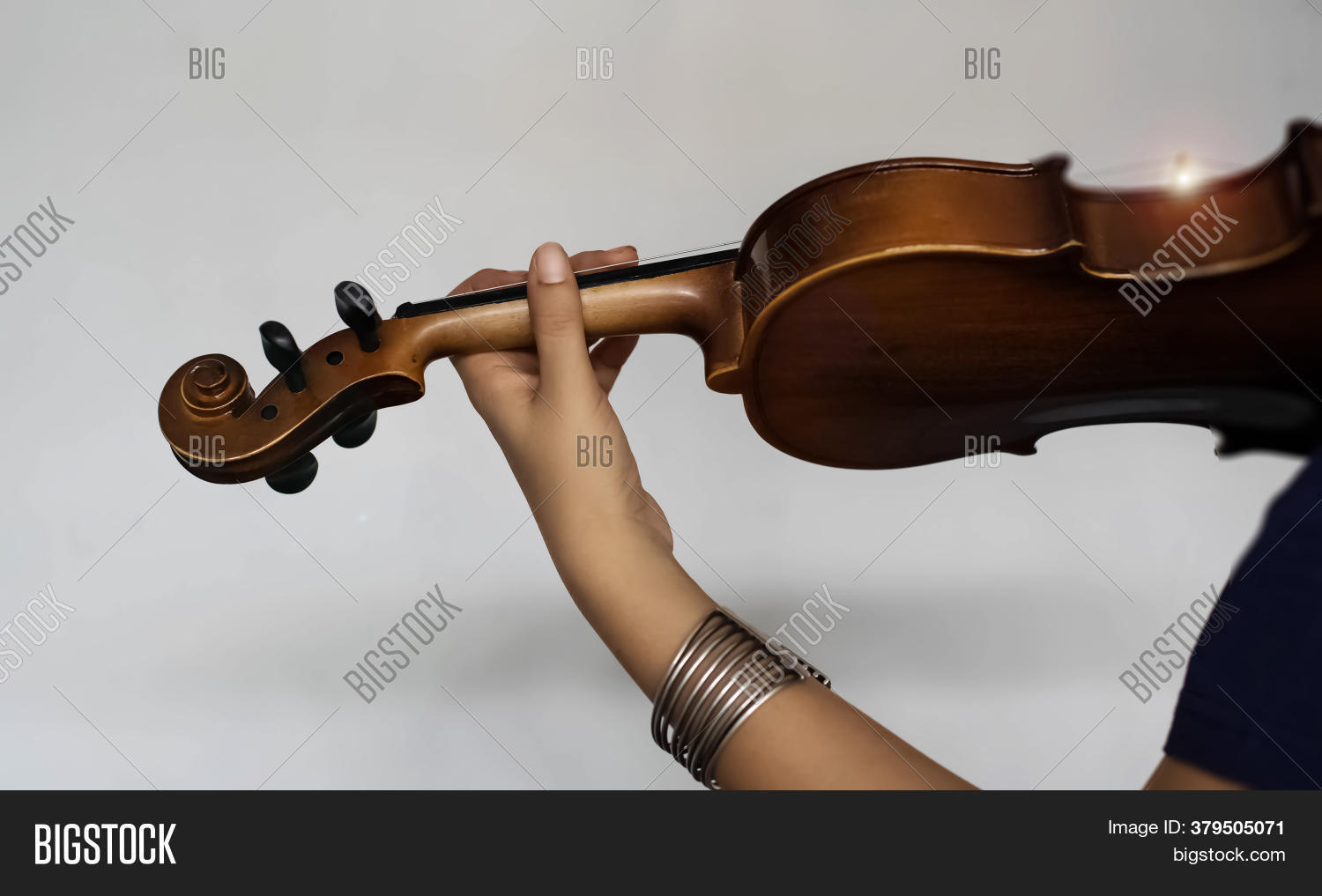 Bow Violin Holding By Image & Photo (Free Trial) | Bigstock
