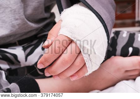 Child Broken Arm Image & Photo (Free Trial) | Bigstock