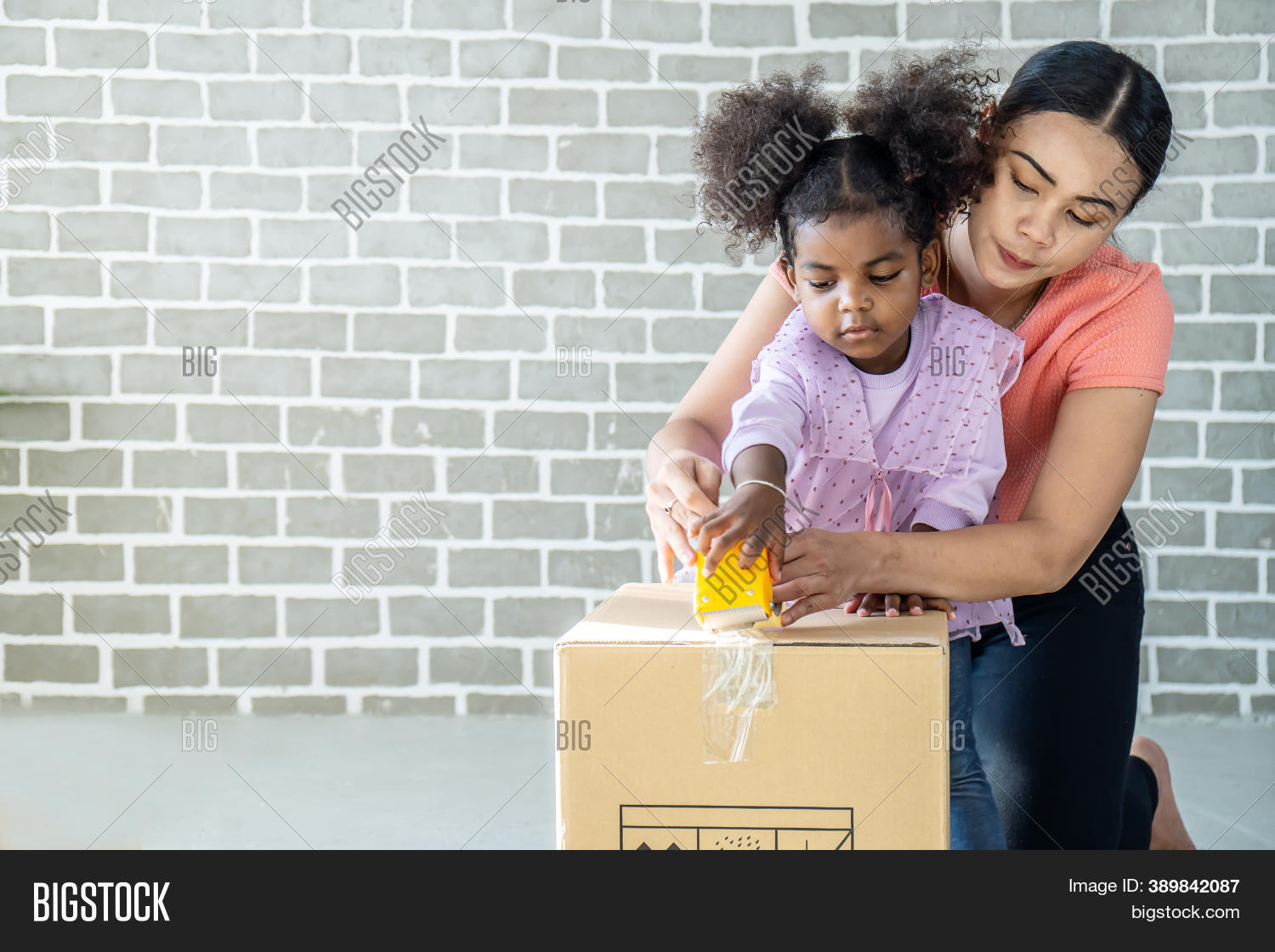 Happy Family Packing Image & Photo (Free Trial) | Bigstock
