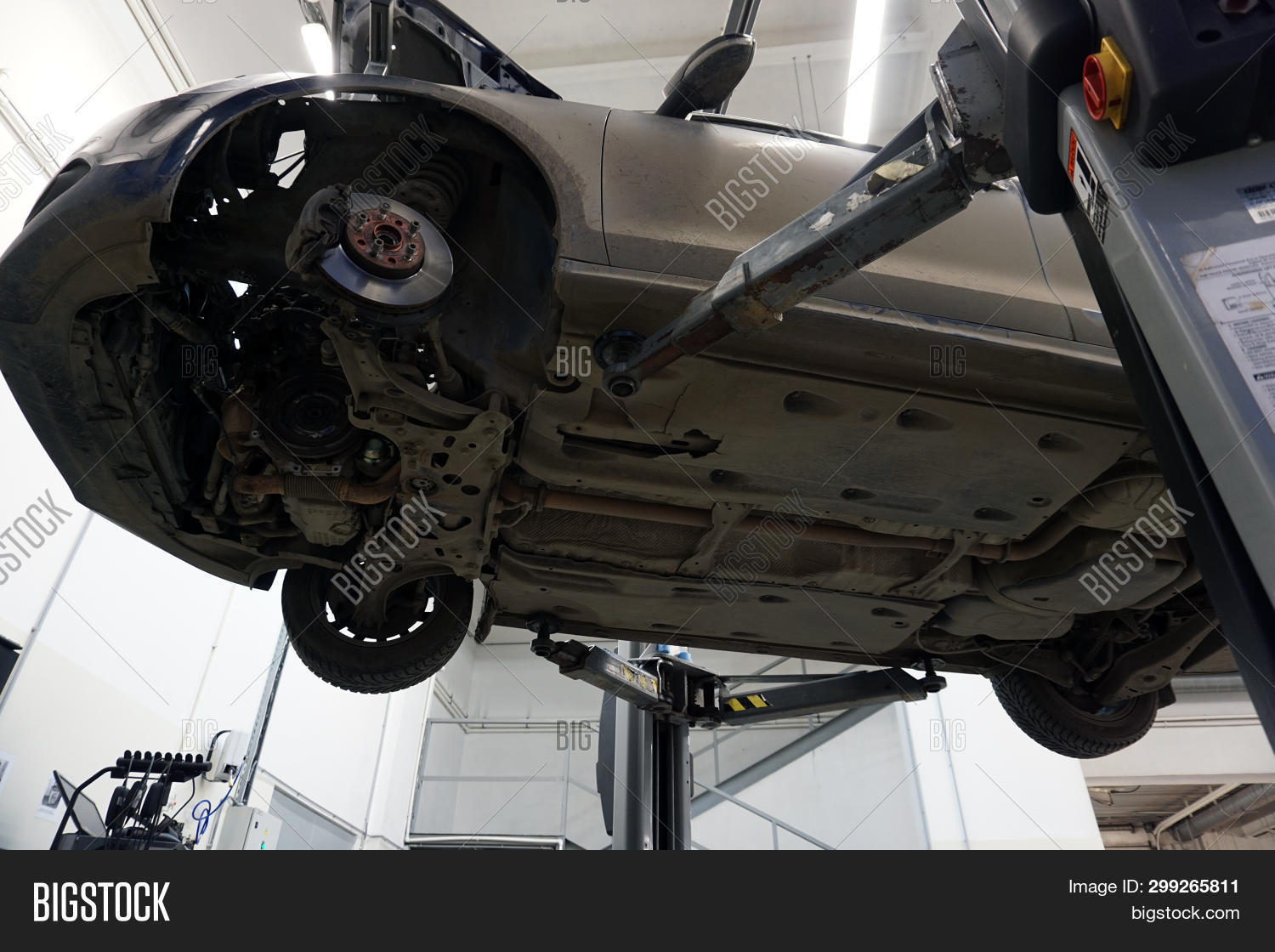 Imagen y foto Car Raised On Car (prueba gratis) | Bigstock
