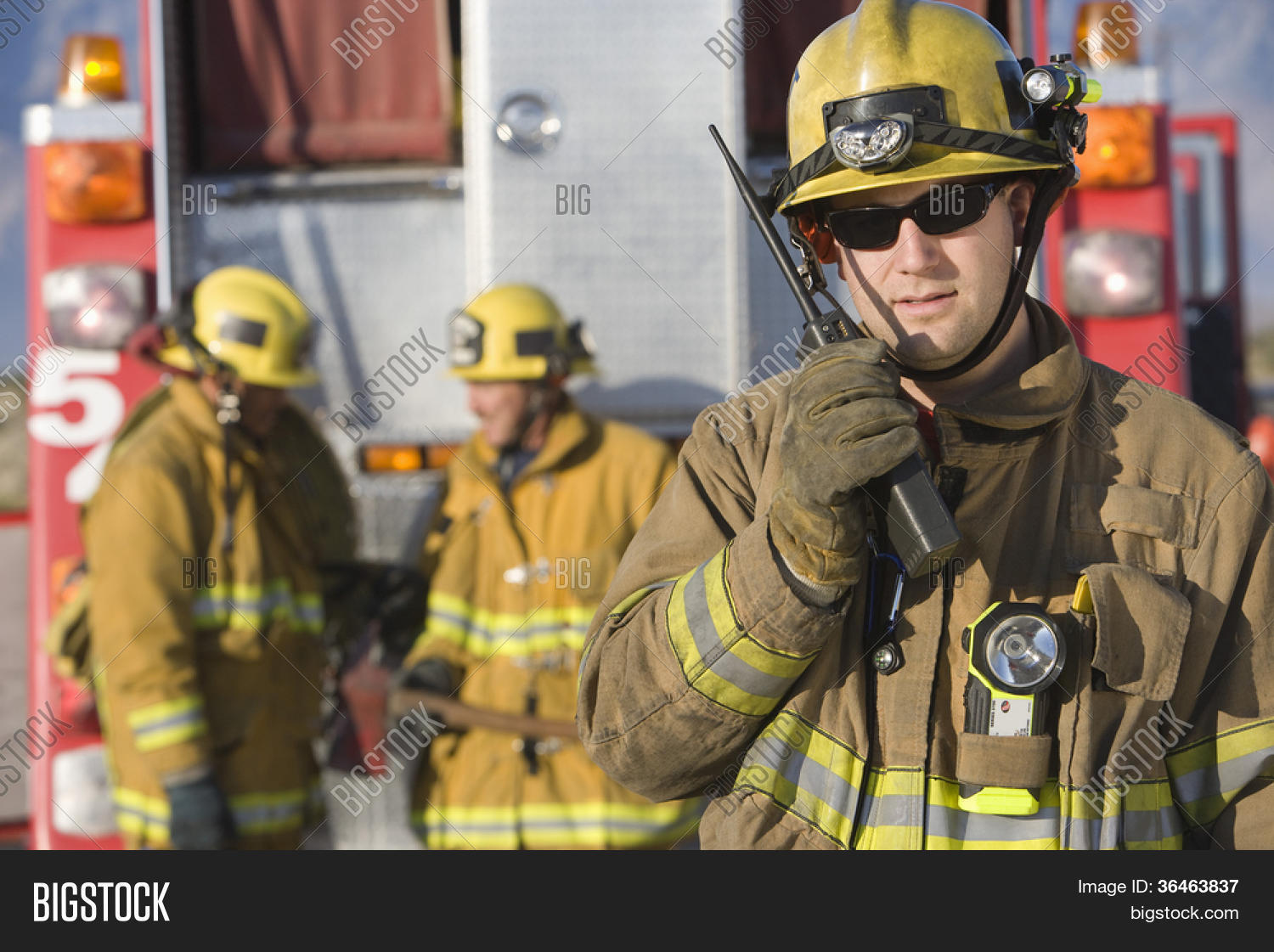 Imagen y foto Retrato De Un Hombre Hablando Por | Bigstock
