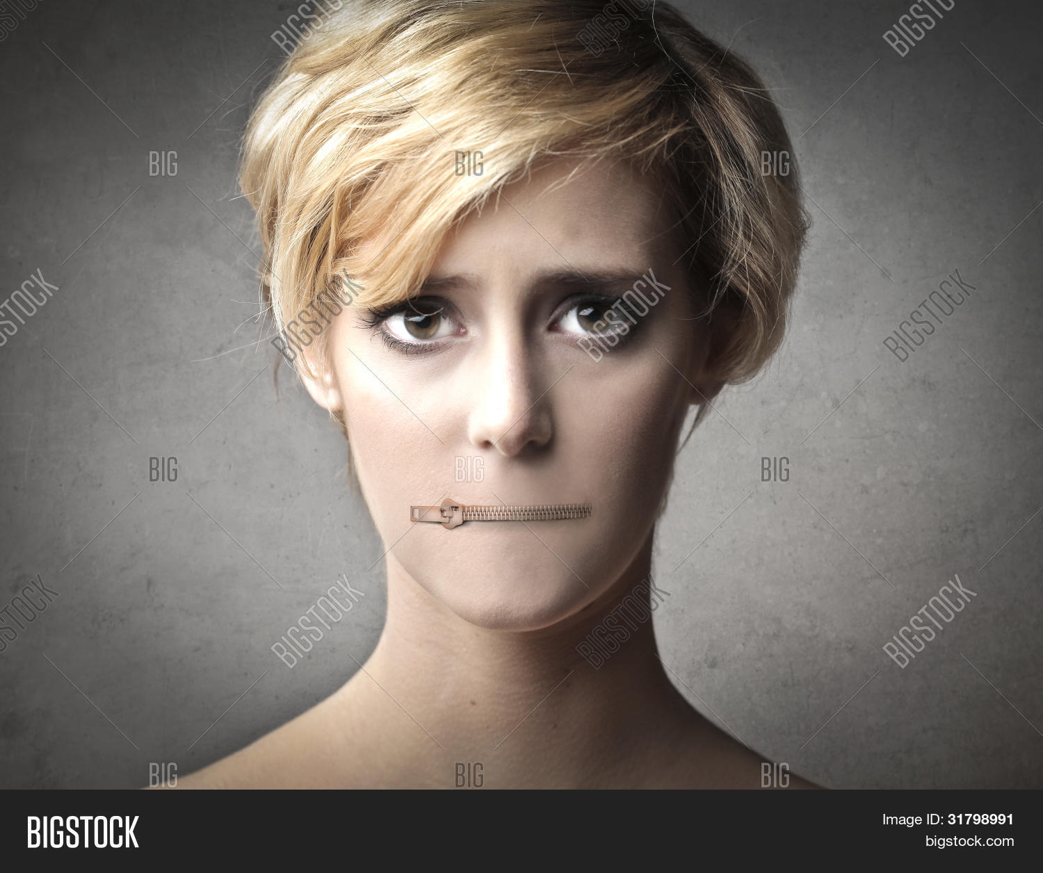 Mujer joven con la boca cerrada por una cremallera Fotos stock e ...